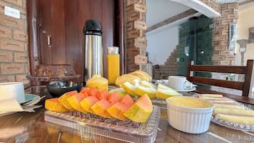 Café da manhã self-service grátis todos os dias