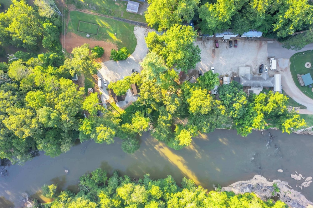 Cute Cabin near River w/ 2 Queens, Long Stay Ready Reviews, Deals ...