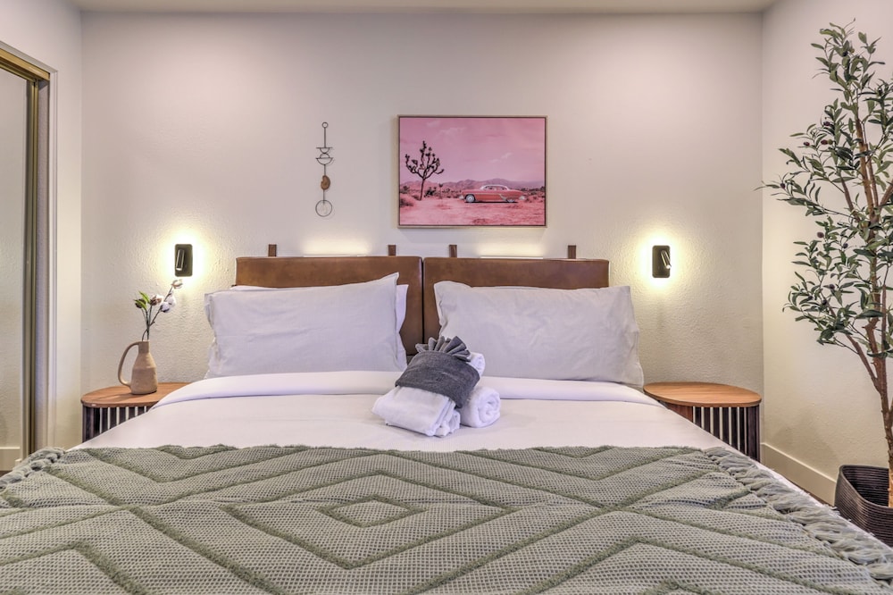 Brilliant 6-bedroom house w Big back yard, gated pool, Jacuzzi and mini ...