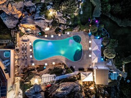 Piscina interna, piscina externa sazonal, guarda-sóis, espreguiçadeiras