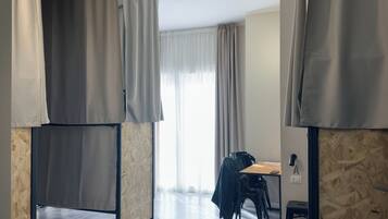 Dormitório Partilhado, apenas para homens (3 Twin Bunk Beds) | Secretária, quartos insonorizados, Wi-fi grátis