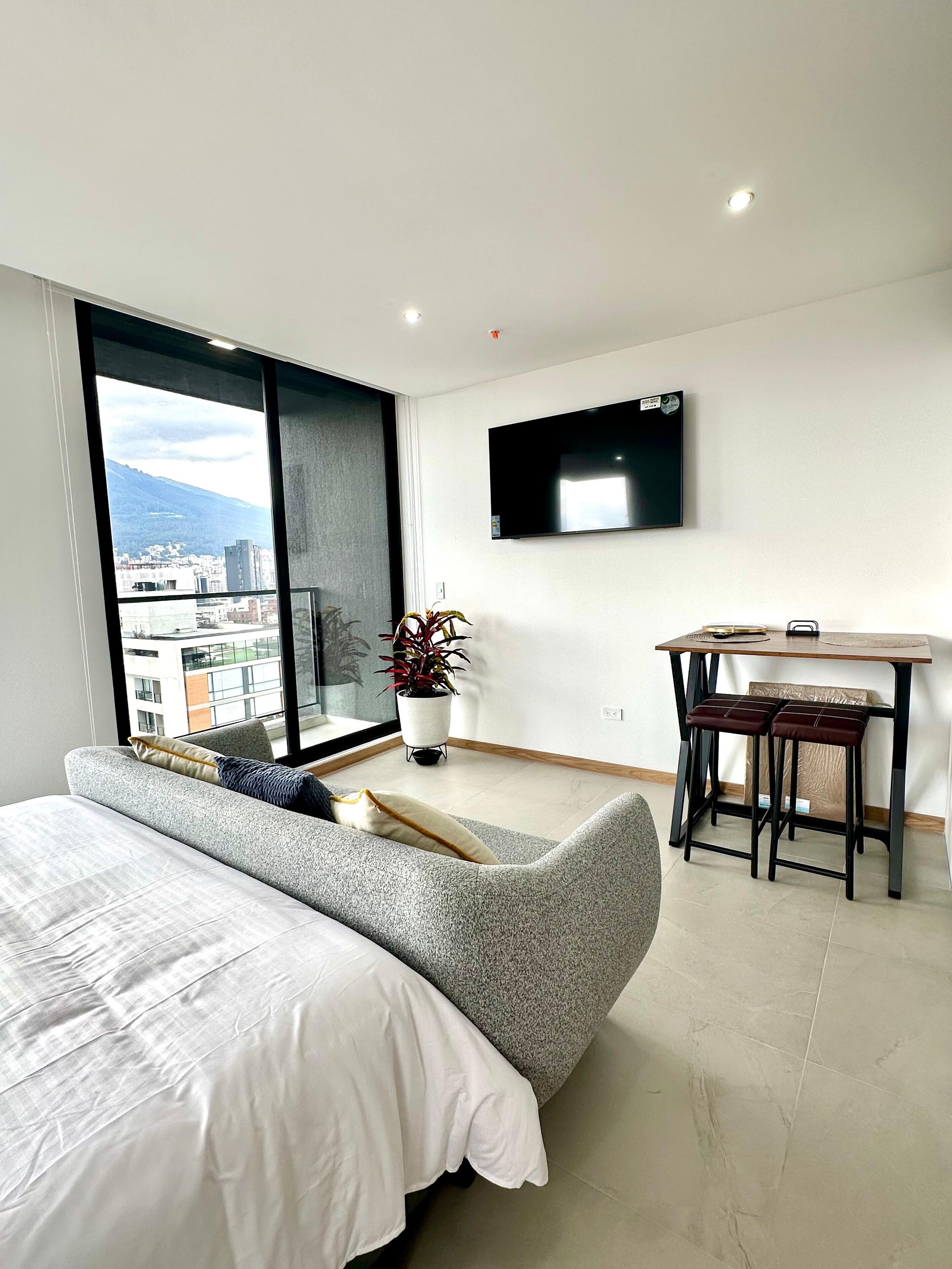 Business With A View Near La Carolina - Quito