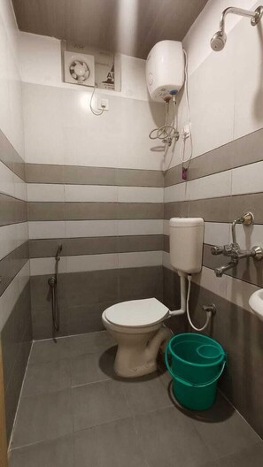 Quarto casal luxo | Banheiro | Chuveiro, toalhas de banho, sabonete, shampoo