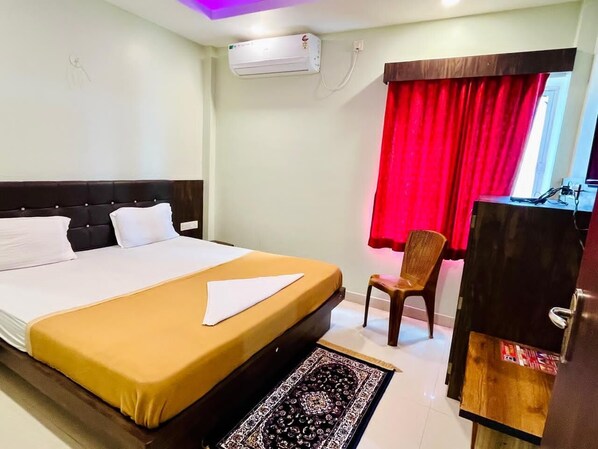 Quarto casal luxo | Escrivaninha, Wi-Fi de cortesia