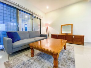 Apartamento Familiar, 2 quartos, pátio, no rés do chão | Sala de estar | Smart TV 