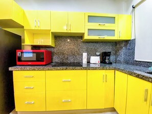 Apartamento Familiar, 2 quartos, pátio, no rés do chão | Cozinha privada | Uma máquina de café expresso, mesas de jantar 