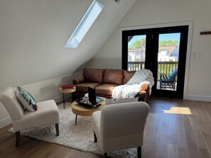 Chic Luxe Spa Retreat - Light Filled+King Bed+Garage Reviews, Deals ...