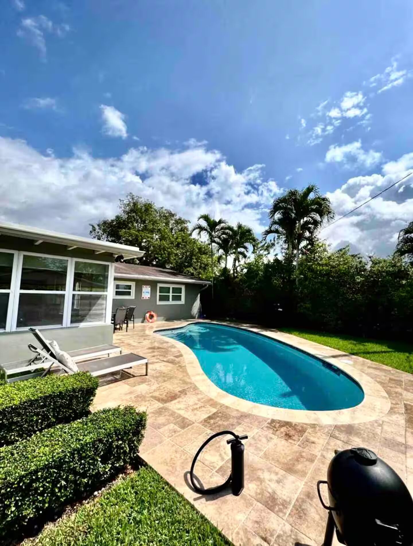 Casa, várias camas, para não fumantes, ao lado da piscina | Piscina | Piscina externa, espreguiçadeiras