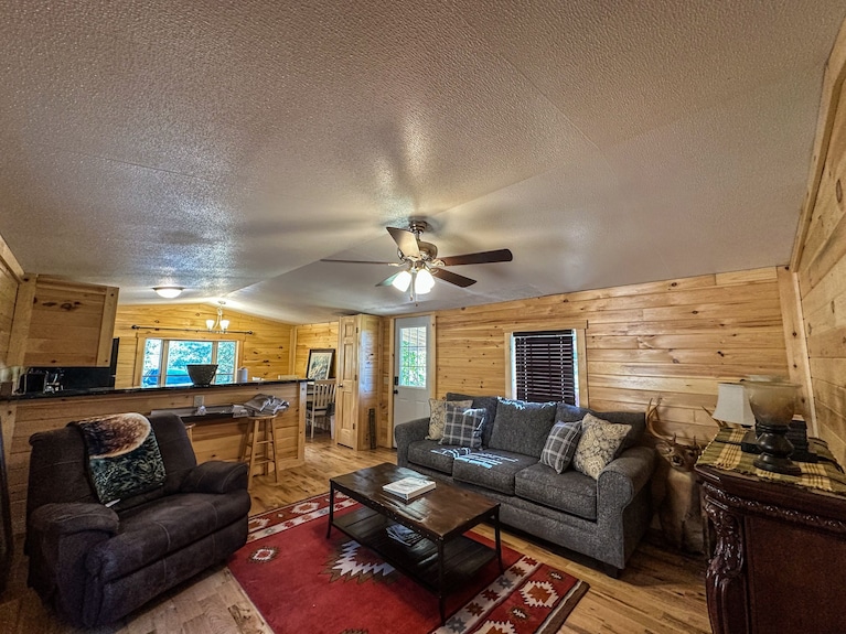Tranquil Turkey Ridge Cabin W/ Private Hot Tub - Lake Hope State Park, OH
