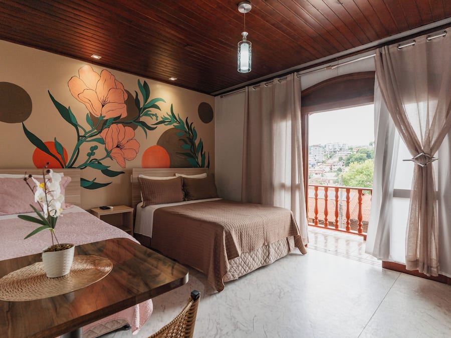 Quarto Quádruplo de Luxo, varanda, Vista para a cidade | Secretária adequada para computadores portáteis, Wi-fi grátis