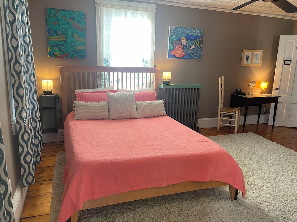 Cozy West End apartment Reviews, Deals & Photos 2026 - Vrbo