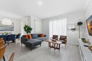 Villa (4 Bedrooms) | Sala de estar | Smart TV de 50 polegadas com canais por cabo 