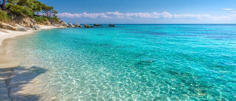 Perto da praia, praia de areia branca, toalhas de praia