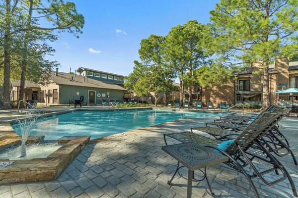 Landing Modern 2bd, Pool, Courtyard - Denton, TX
