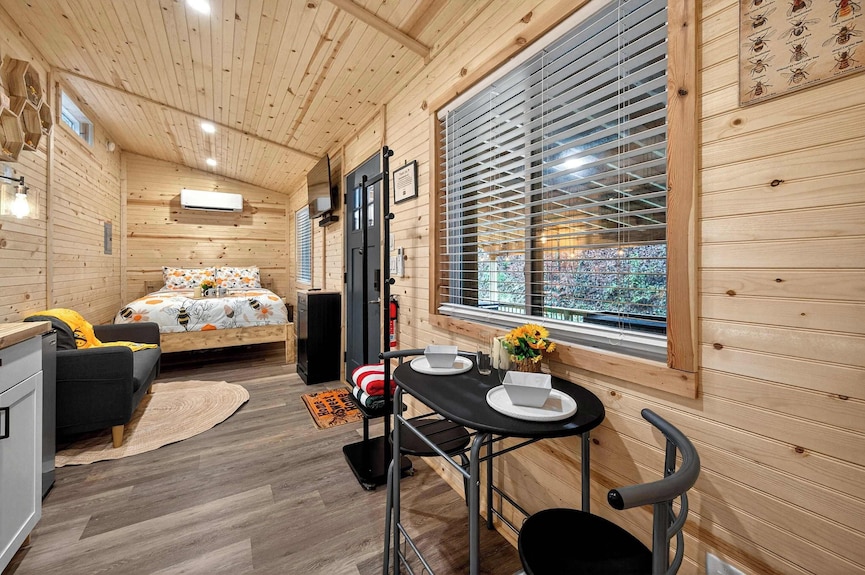 Tiny Retreat-huge Covered Deck,hot Tub,lake Access - Douglas Lake, TN