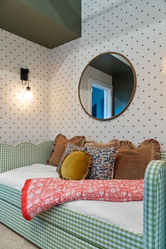 Nostalgic Nook — Offering a gym, sauna, hot tub, cold plunge, and ...