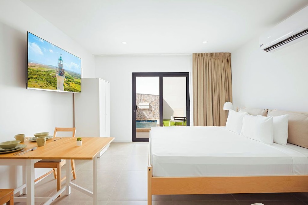 NEW 1BR w/Private Pool BBQ Patio @ Eagle Beach - Noord | Abritel