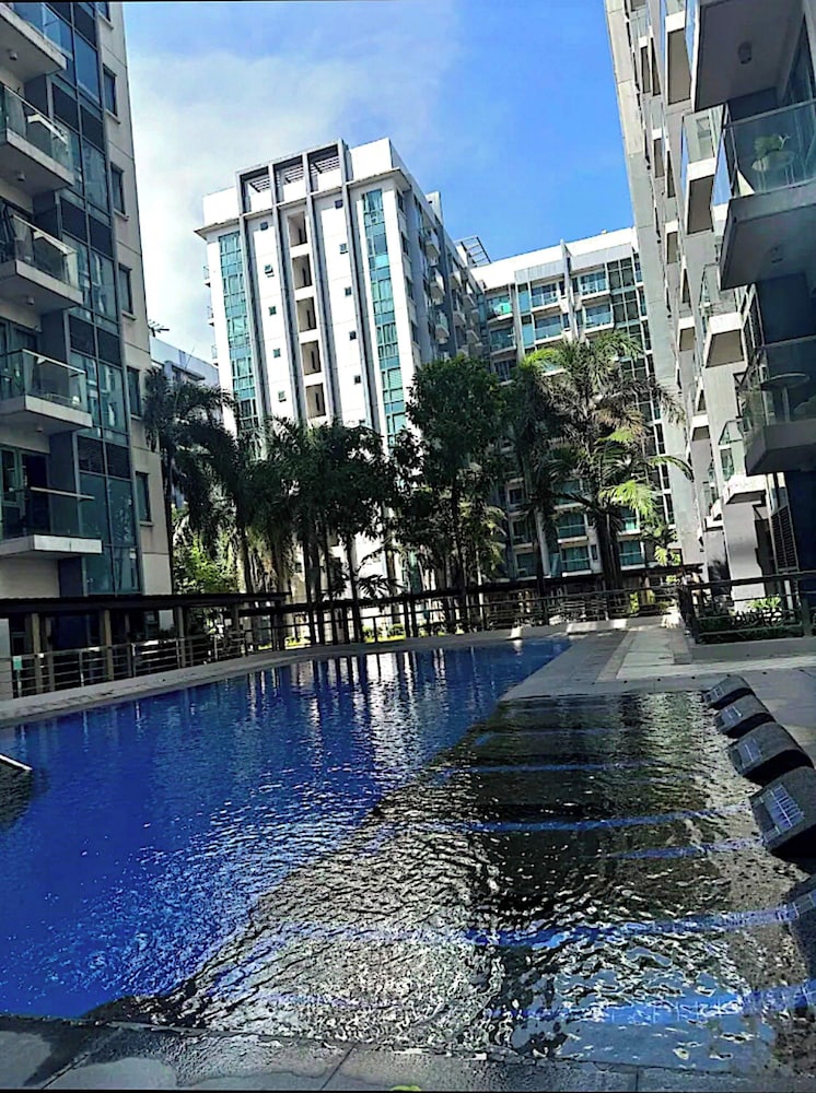 Cozy Modern Studio Two Palm Tree Villas - Parañaque | Stayz