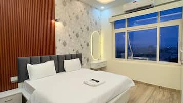 Quarto premium, vista para a cidade | Escrivaninha, espaço de trabalho para notebook, cortinas blackout