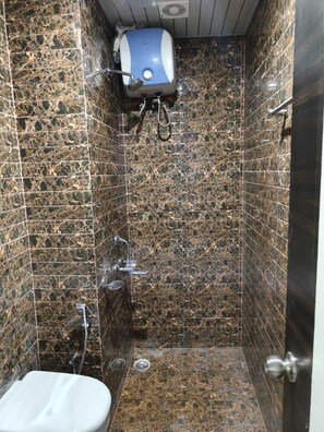 Chuveiro, toalhas de banho