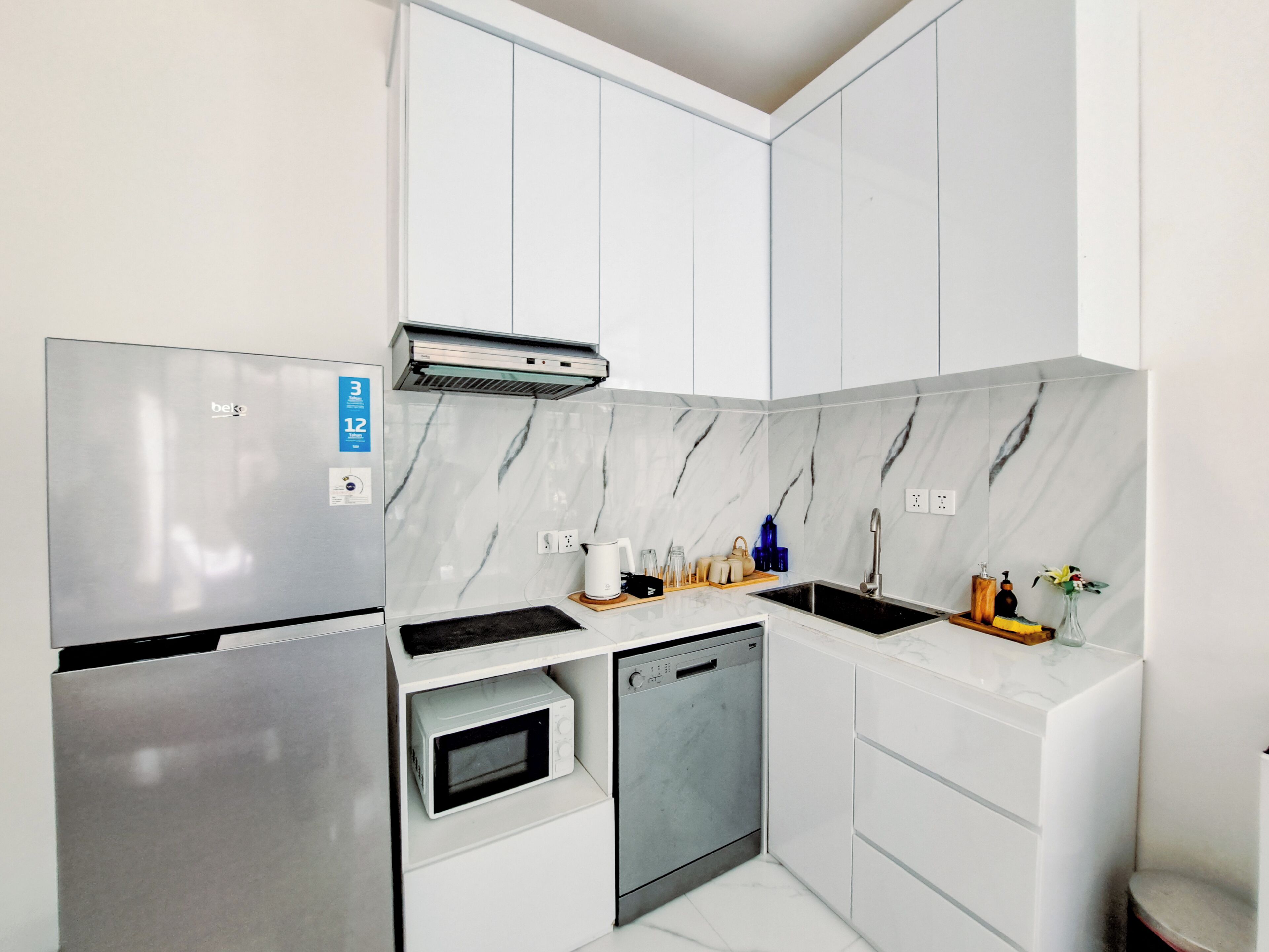 Um frigorífico, um micro-ondas, uma placa de cozinha 
