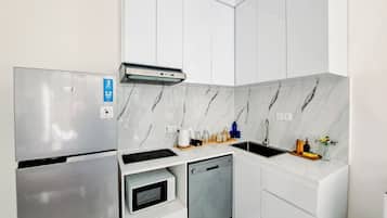 Um frigorífico, um micro-ondas, uma placa de cozinha
