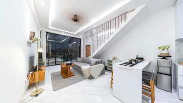 Apartamento Executivo, vista para a piscina | Cozinha privada | Um frigorífico, um micro-ondas, uma placa de cozinha