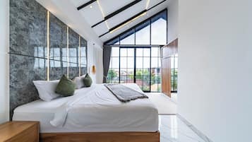 Apartamento Executivo, vista para a piscina | Cofre no quarto, secretária