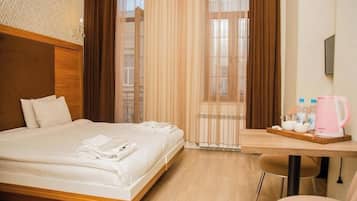 Quarto casal luxo, sacada, vista para a cidade | Área de estar