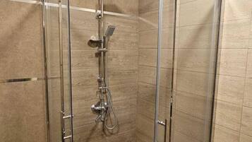 Chuveiro, produtos de toalete grátis, secador de cabelo