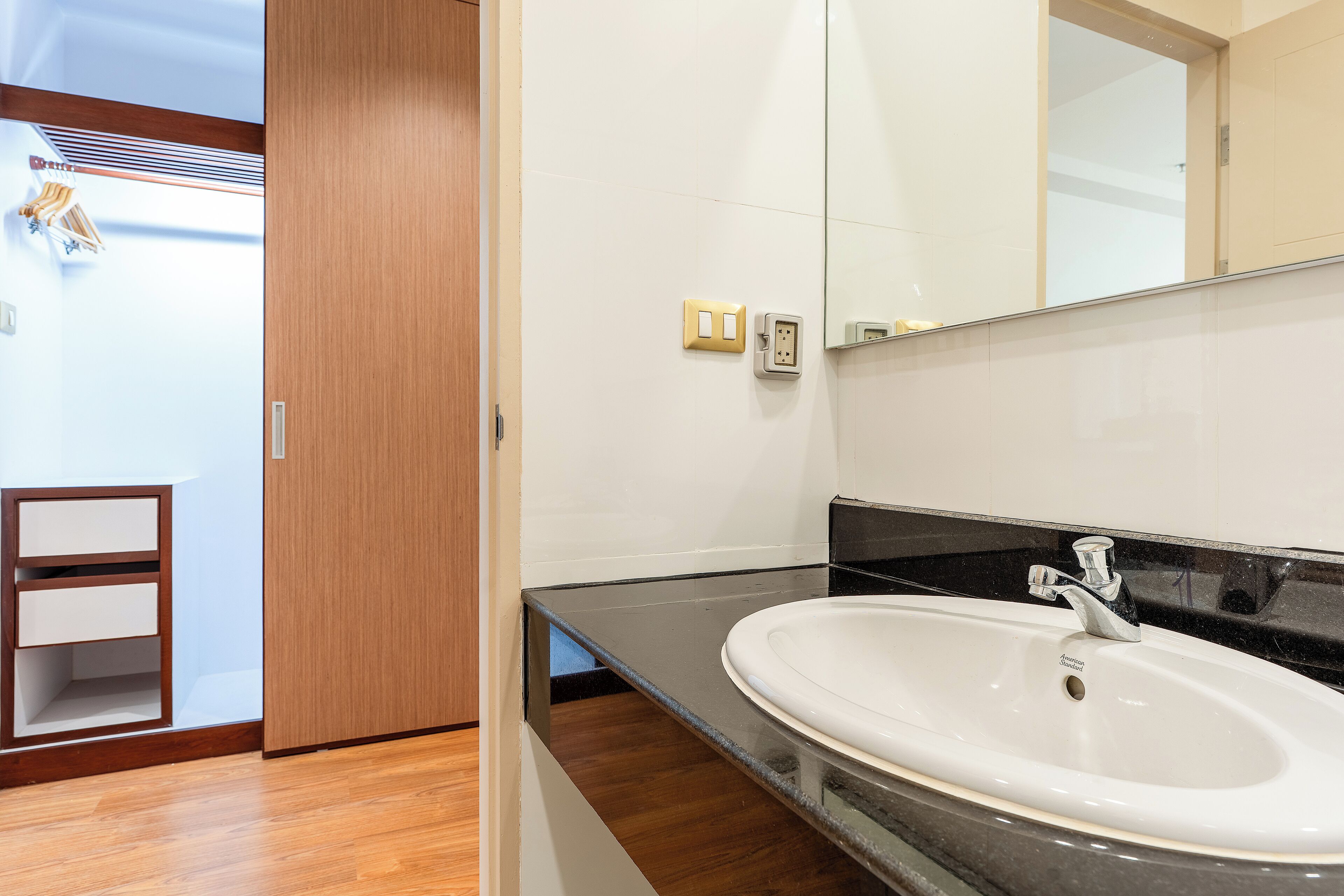 Quarto Twin Standard, varanda | Casa de banho | Um polibã, um secador de cabelo, toalhas fornecidas, sabão 
