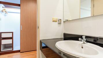 Quarto Twin Standard, varanda | Casa de banho | Um polibã, um secador de cabelo, toalhas fornecidas, sabão