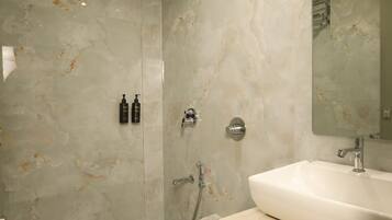 Chuveiro, produtos de toalete grátis, toalhas de banho, sabonete