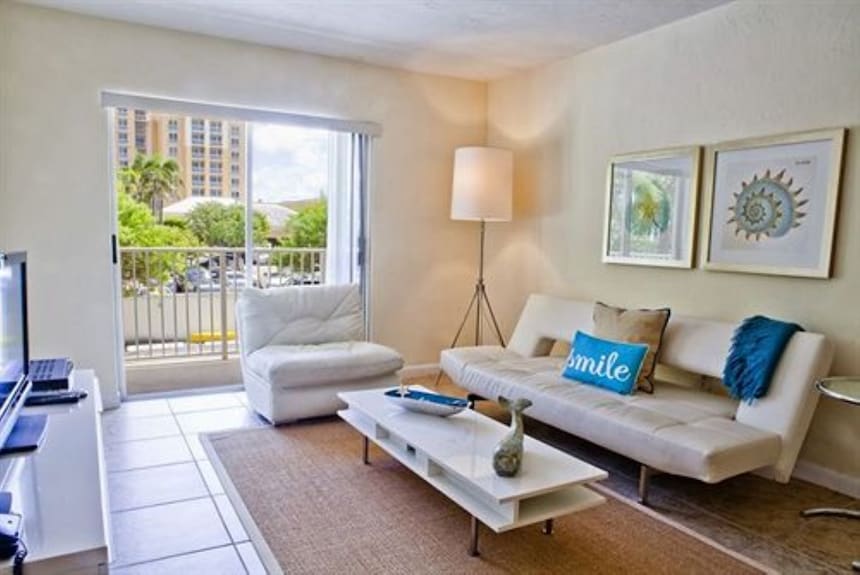 Relaxed 2br Coastal Haven With Pool, Minutes From The Beach! - - Key Biscayne