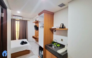 Estúdio standard, 1 cama Queen, sacada, vista para o pátio | Wi-Fi de cortesia