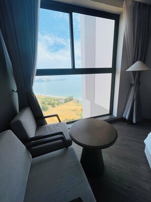 Suite-Estúdio Júnior, 2 camas queen-size | Minibar, cofre no quarto, secretária, ferro/tábua de engomar 