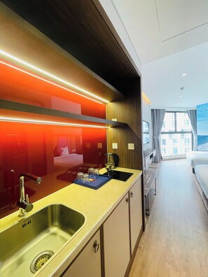 Suite-Estúdio Júnior, 2 camas queen-size | Minibar, cofre no quarto, secretária, ferro/tábua de engomar 