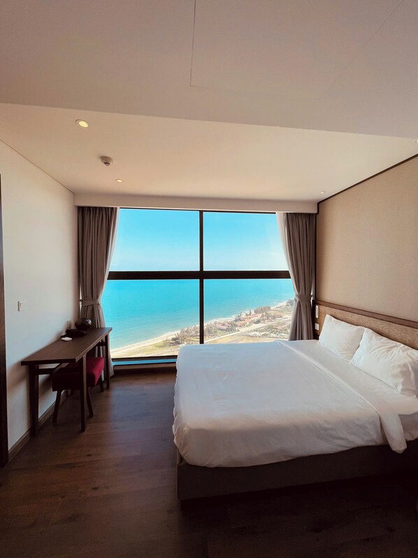 Suite Júnior, 2 quartos, vista para a praia | Minibar, cofre no quarto, secretária, ferro/tábua de engomar 