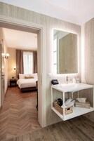 Quarto Duplo Comfort | Cofre no quarto, secretária 