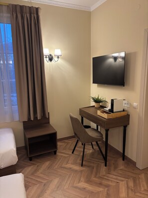 Quarto Twin Comfort | Cofre no quarto, secretária 