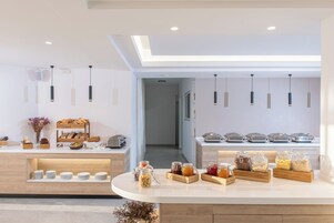 Café da manhã completo grátis todos os dias