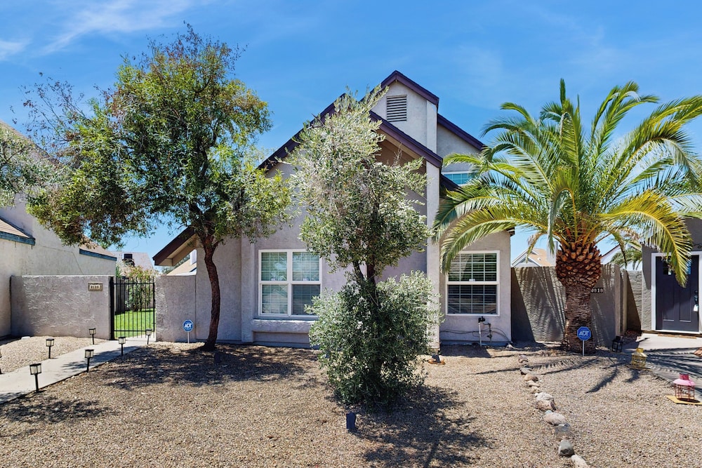 3br Home W/ Sparkling Pool, Fire Pit & Grill - Phoenix, AZ