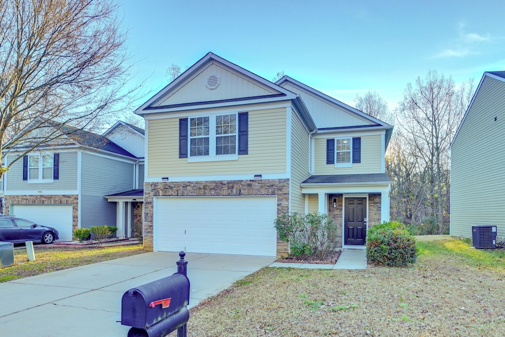 Pet-friendly Home Just Outside Downtown Charlotte! - Charlotte, NC