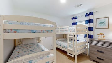 Quarto com beliche, cômoda de madeira e quadro pendurado na parede.