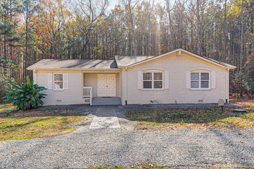 2 Mi To Lake Gaston: Wooded Family Home W/ Deck - Lake Gaston