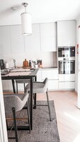 Apartamento Superior, 1 quarto, aceitam-se animais de estimação, vista para o pátio | Sala de estar | Smart TV de 50 polegadas com canais por cabo