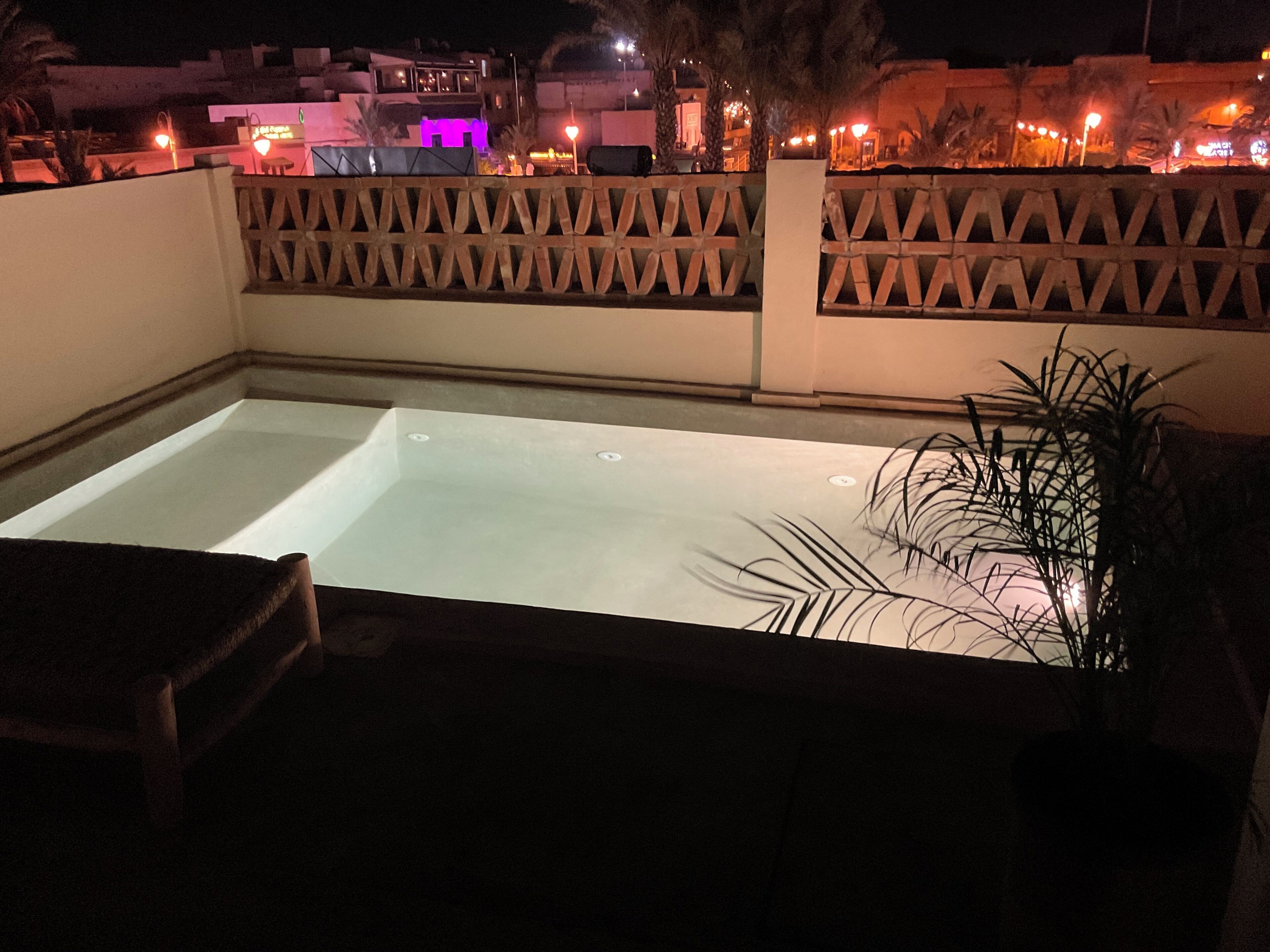 Piscina externa, guarda-sóis, espreguiçadeiras