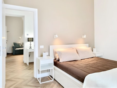 Quarto quádruplo luxo, sacada, vista para a cidade | Wi-Fi de cortesia. Glamour Suite by Accomodo