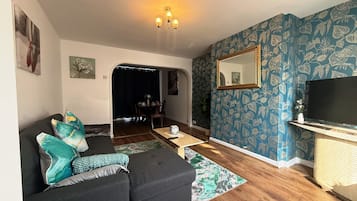 Casa, 3 quartos, pátio, vista para o jardim | Sala de estar