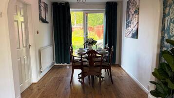 Casa, 3 quartos, pátio, vista para o jardim | Refeições no quarto